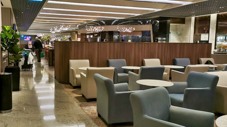 Singapore Airlines Business Class Lounge at Terminal 3 Changi Airport ...